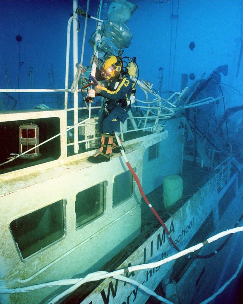 Navy Diver (ND): 2022 Career Details [Requirements, Training, & More]