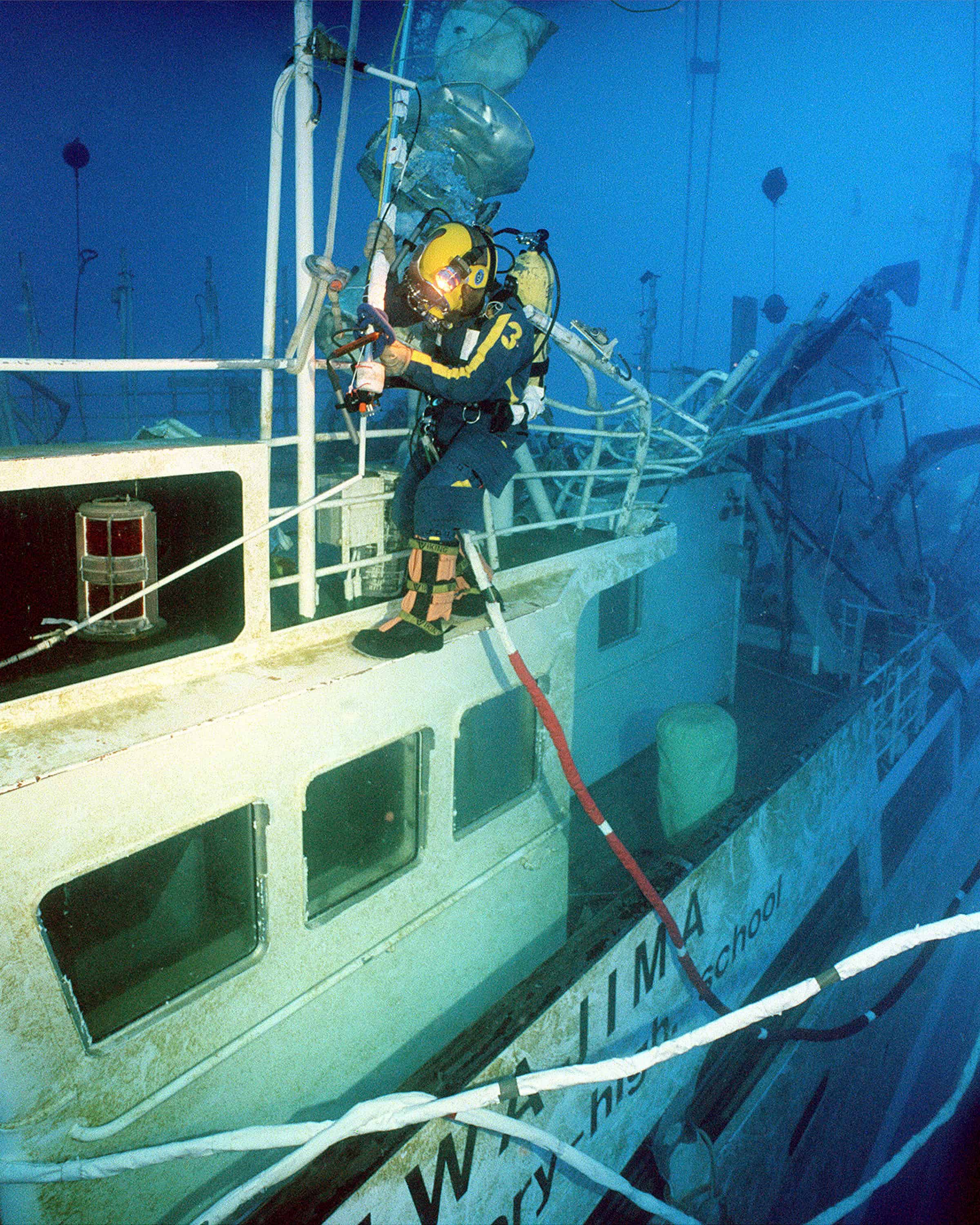 Navy Diver (ND): 2022 Career Details [Requirements, Training, & More]
